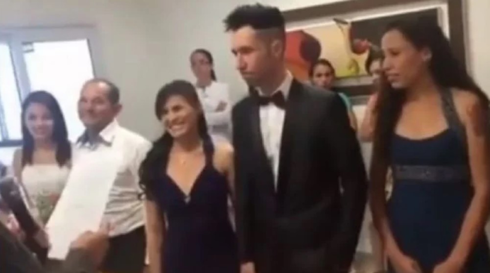 Por hacerse la chistosa y decir “NO” durante su boda, juez les cancela la boda - Informa MX